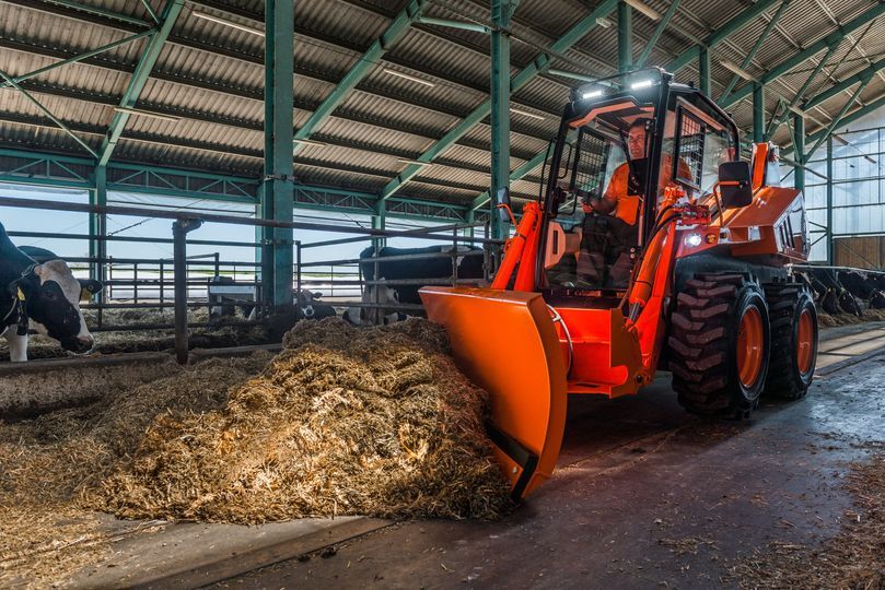 Минипогрузчик LOCUST L1004, цена в Санкт-Петербурге от компании Агрокомплект